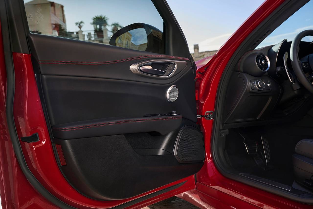 Read the overview of Alfa Romeo Giulia 2025 Overview of Alfa Romeo Giulia 2025, photo 9