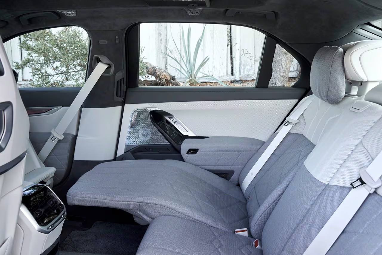 Read the overview of BMW 7 Series 2025 Overview of BMW 7 Series 2025, photo 8
