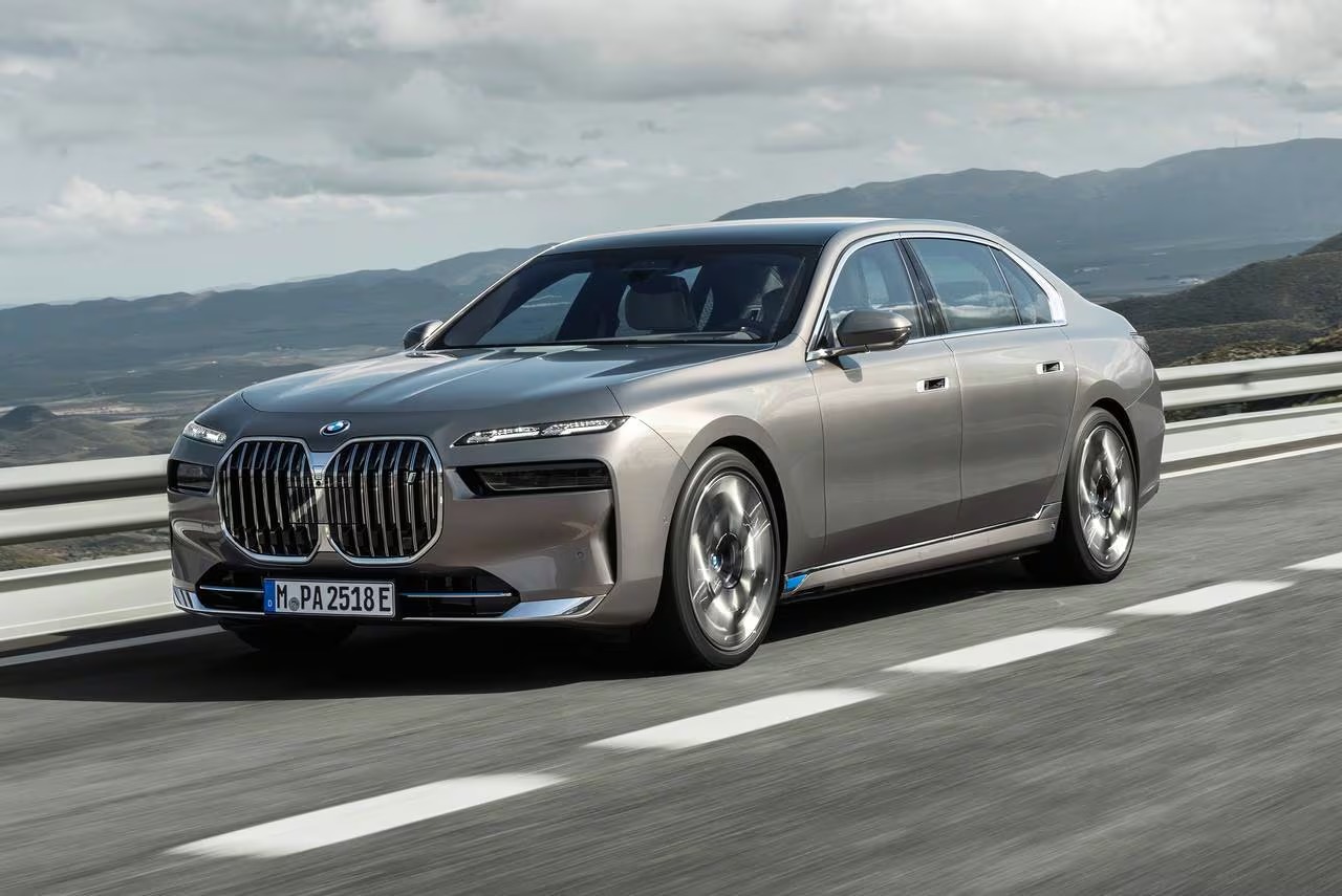 Read the overview of BMW i7 2025 Overview of BMW i7 2025, photo 5