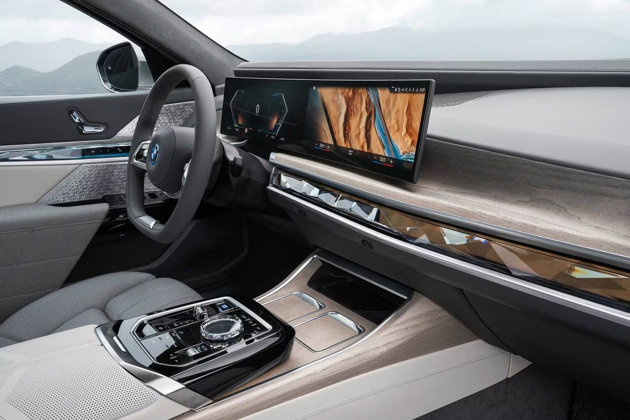 Read the overview of BMW i7 2025 Overview of BMW i7 2025, photo 12