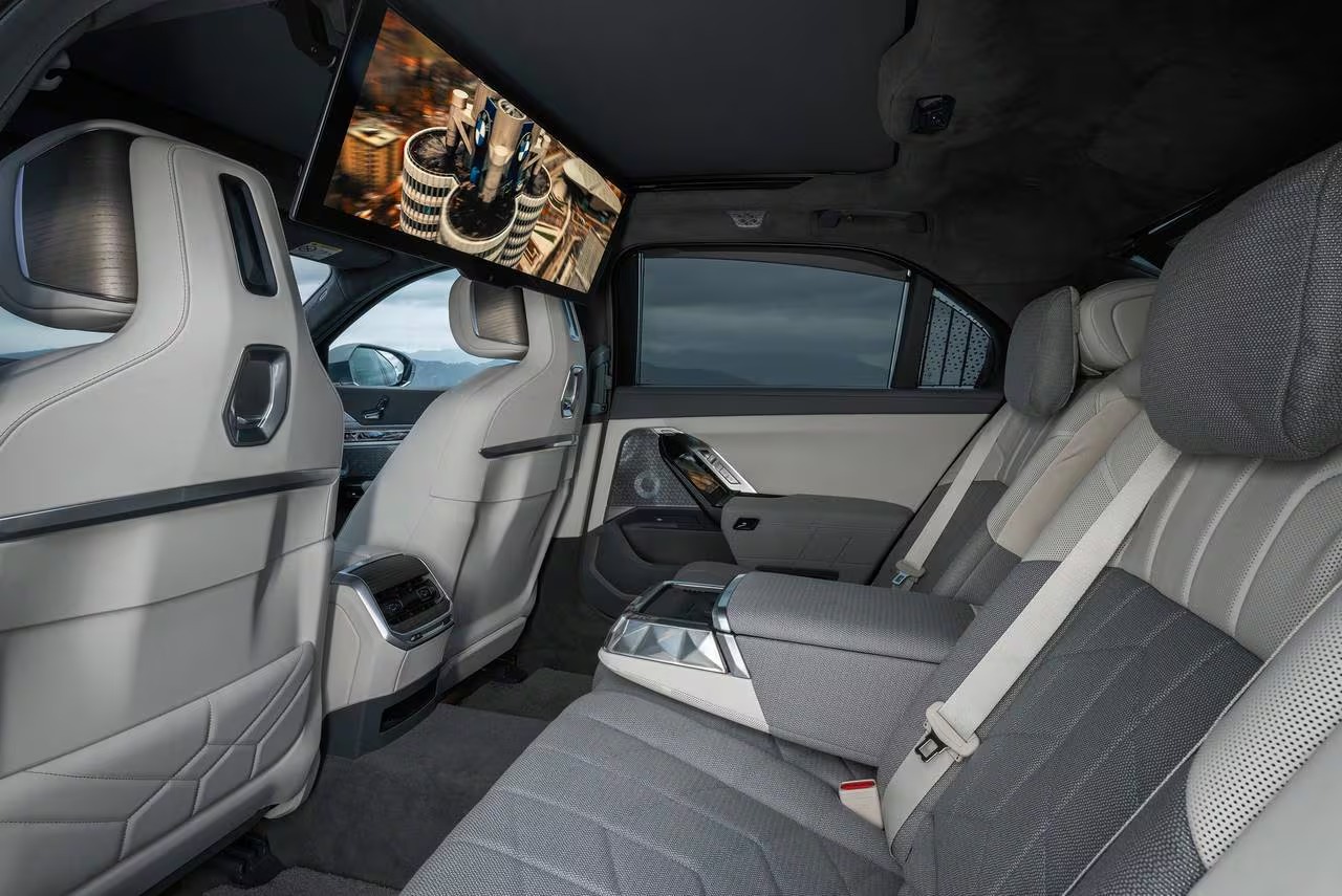 Read the overview of BMW i7 2025 Overview of BMW i7 2025, photo 11