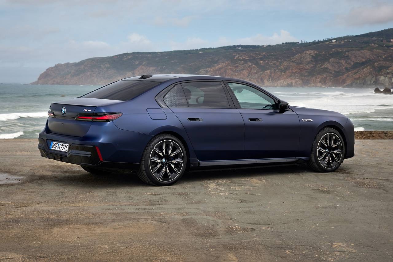 Read the overview of BMW i7 2025 Overview of BMW i7 2025, photo 6