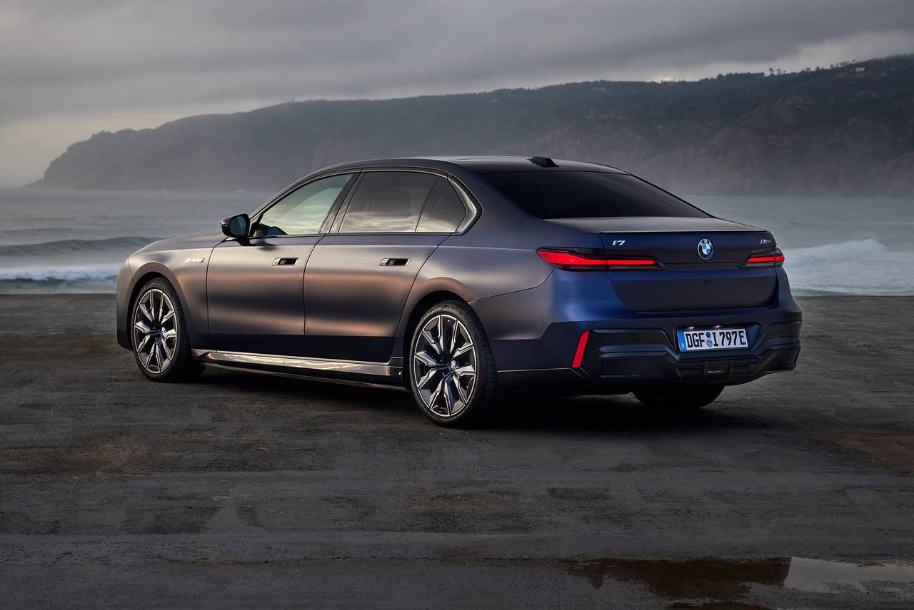 Read the overview of BMW i7 2025 Overview of BMW i7 2025, photo 4