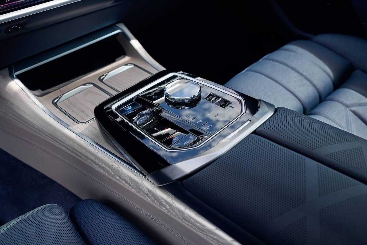 Read the overview of BMW i7 2025 Overview of BMW i7 2025, photo 9