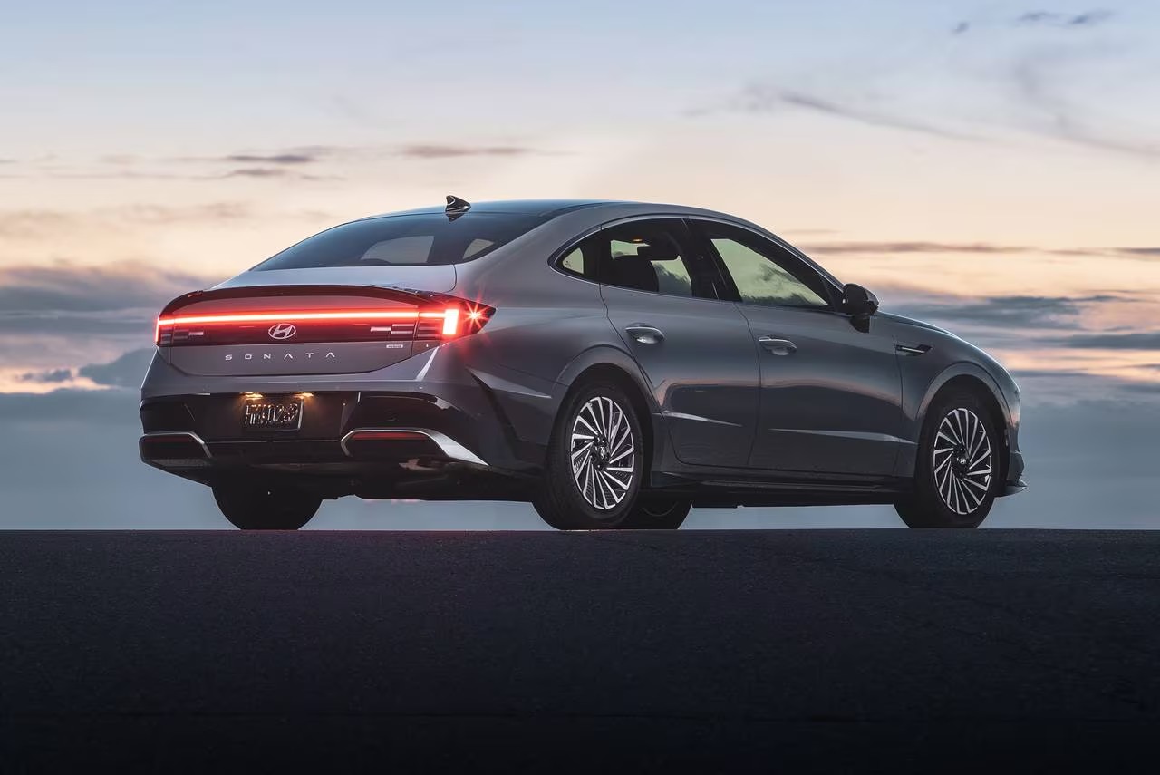 Read the overview of Hyundai Sonata Hybrid 2025 Overview of Hyundai Sonata Hybrid 2025, photo 1