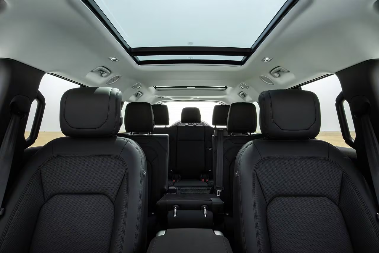 Read the overview of Land Rover Defender 2025 Overview of Land Rover Defender 2025, photo 10