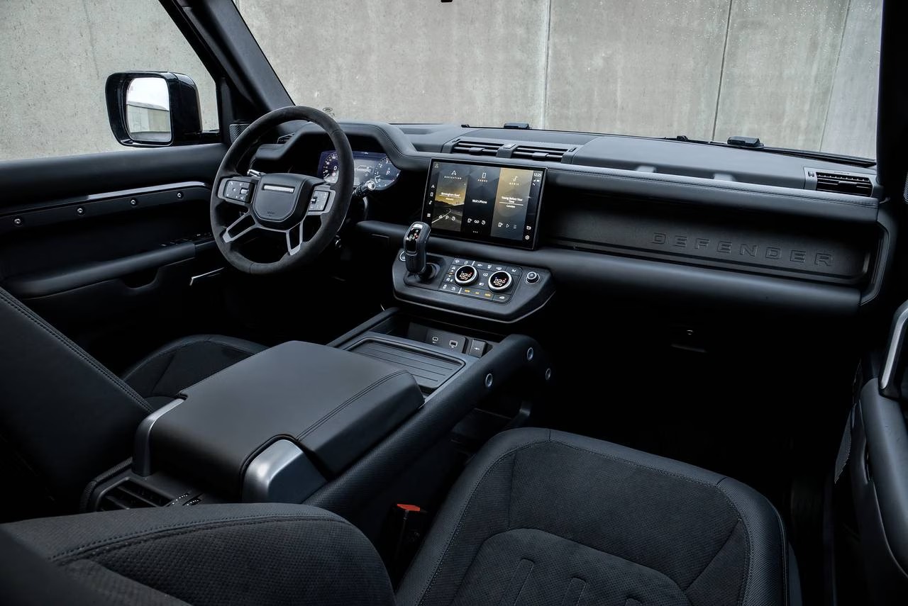 Read the overview of Land Rover Defender 2025 Overview of Land Rover Defender 2025, photo 7
