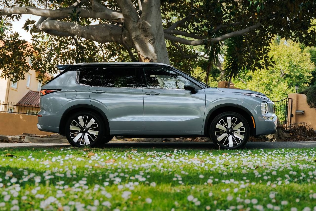 Read the overview of Mitsubishi Outlander 2025 Overview of Mitsubishi Outlander 2025, photo 6