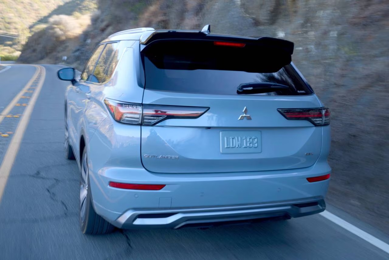 Read the overview of Mitsubishi Outlander 2025 Overview of Mitsubishi Outlander 2025, photo 3