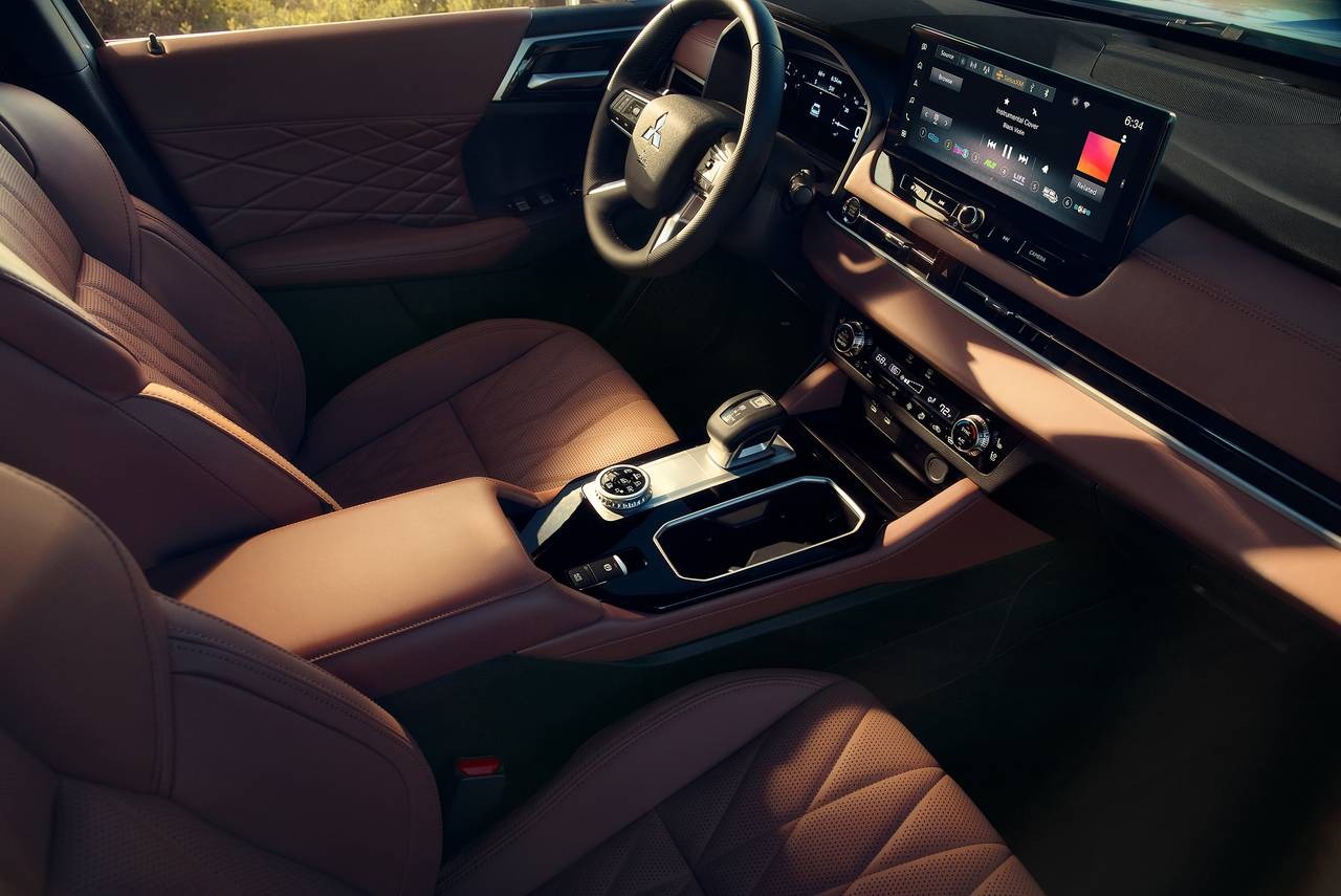 Read the overview of Mitsubishi Outlander 2025 Overview of Mitsubishi Outlander 2025, photo 8