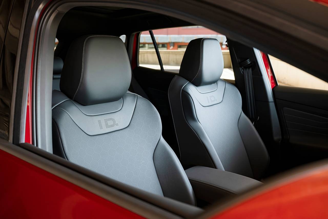 Read the overview of Volkswagen ID.4 2025 Overview of Volkswagen ID.4 2025, photo 9