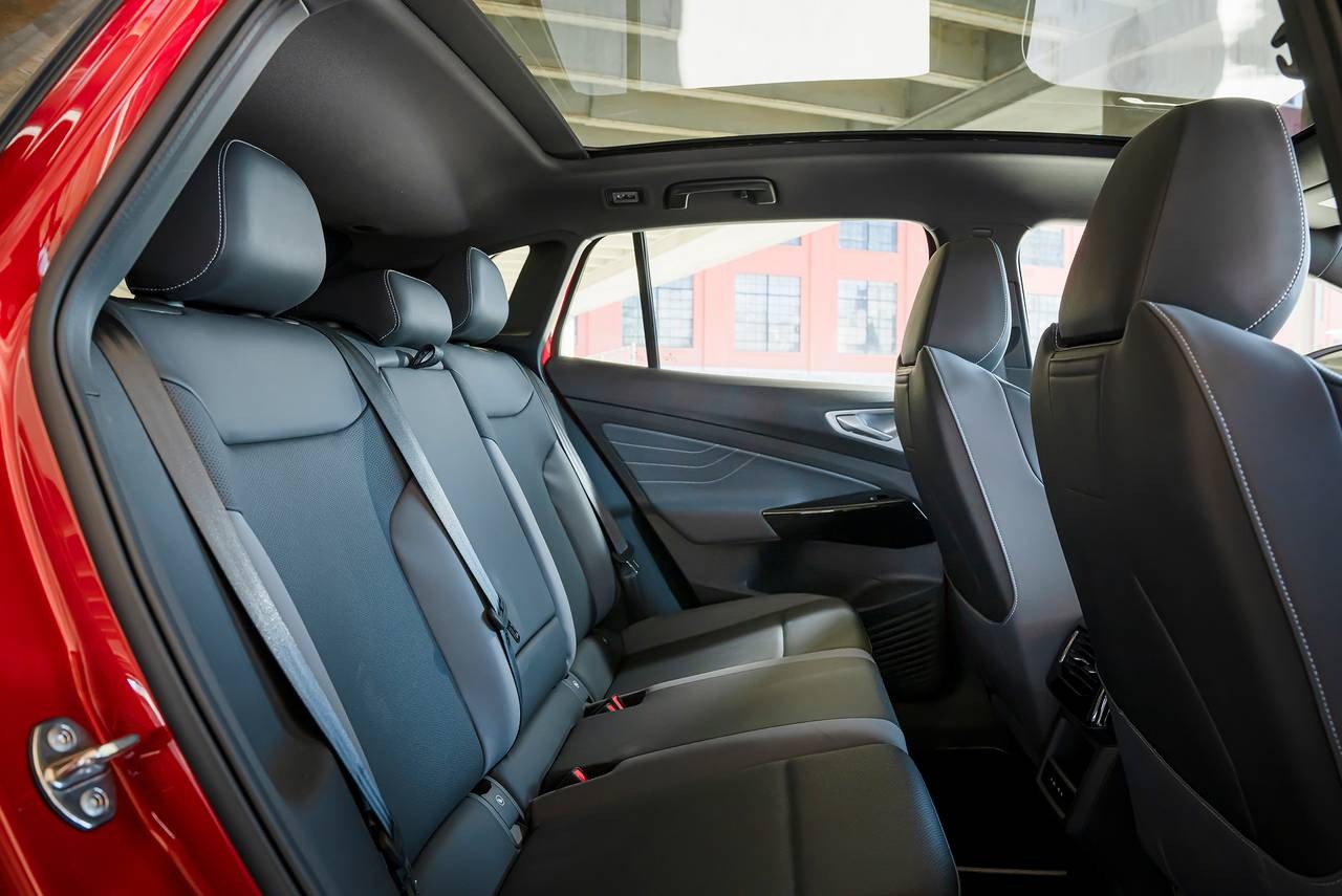 Read the overview of Volkswagen ID.4 2025 Overview of Volkswagen ID.4 2025, photo 12