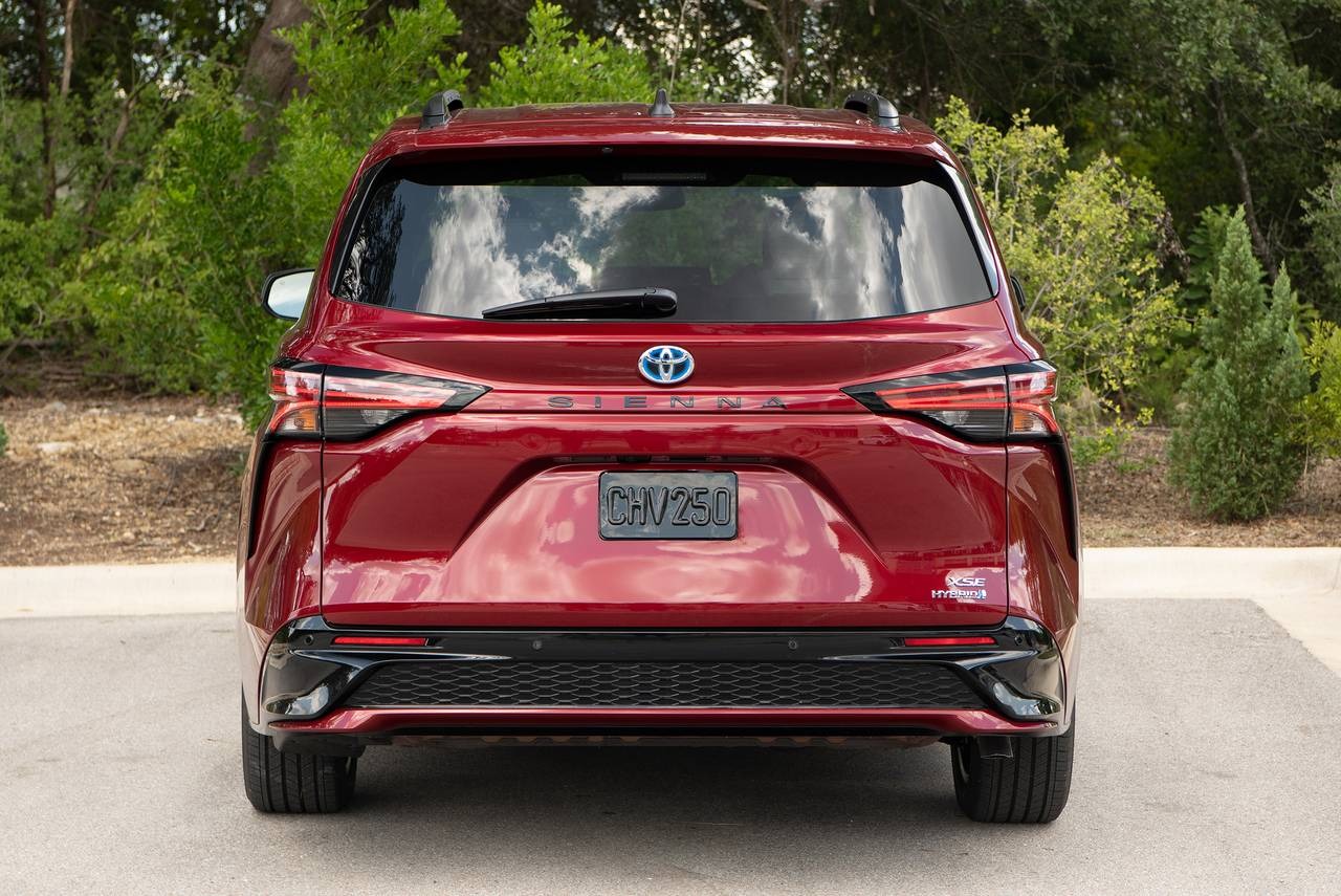Overview of Toyota Sienna 2026, photo 5