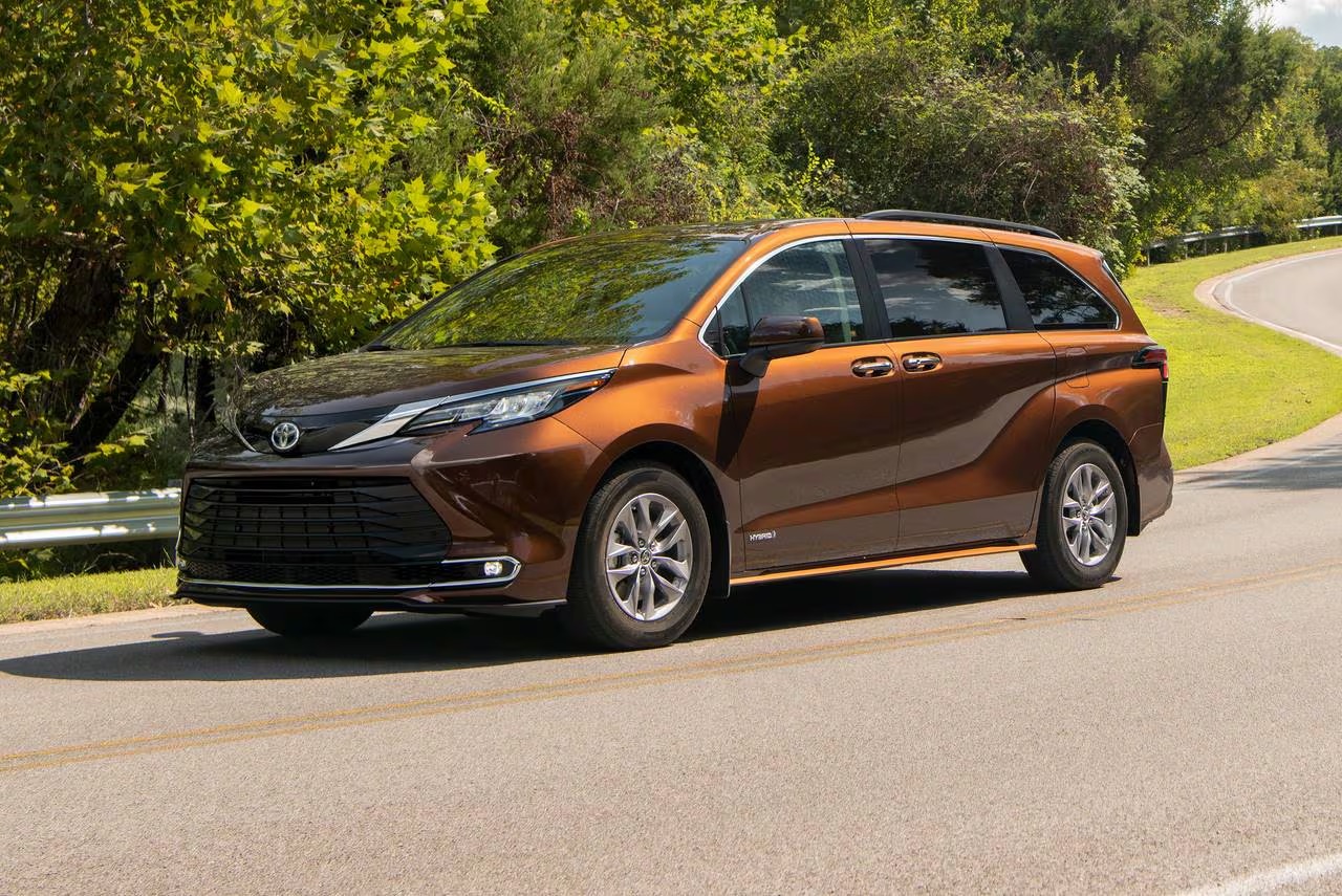 Overview of Toyota Sienna 2026, photo 1