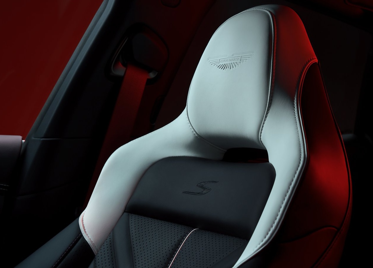 Apskats par Aston Martin DBX 2026, foto 11