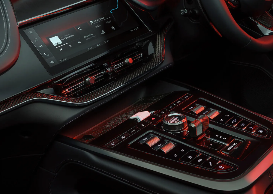 Apskats par Aston Martin DBX 2026, foto 15