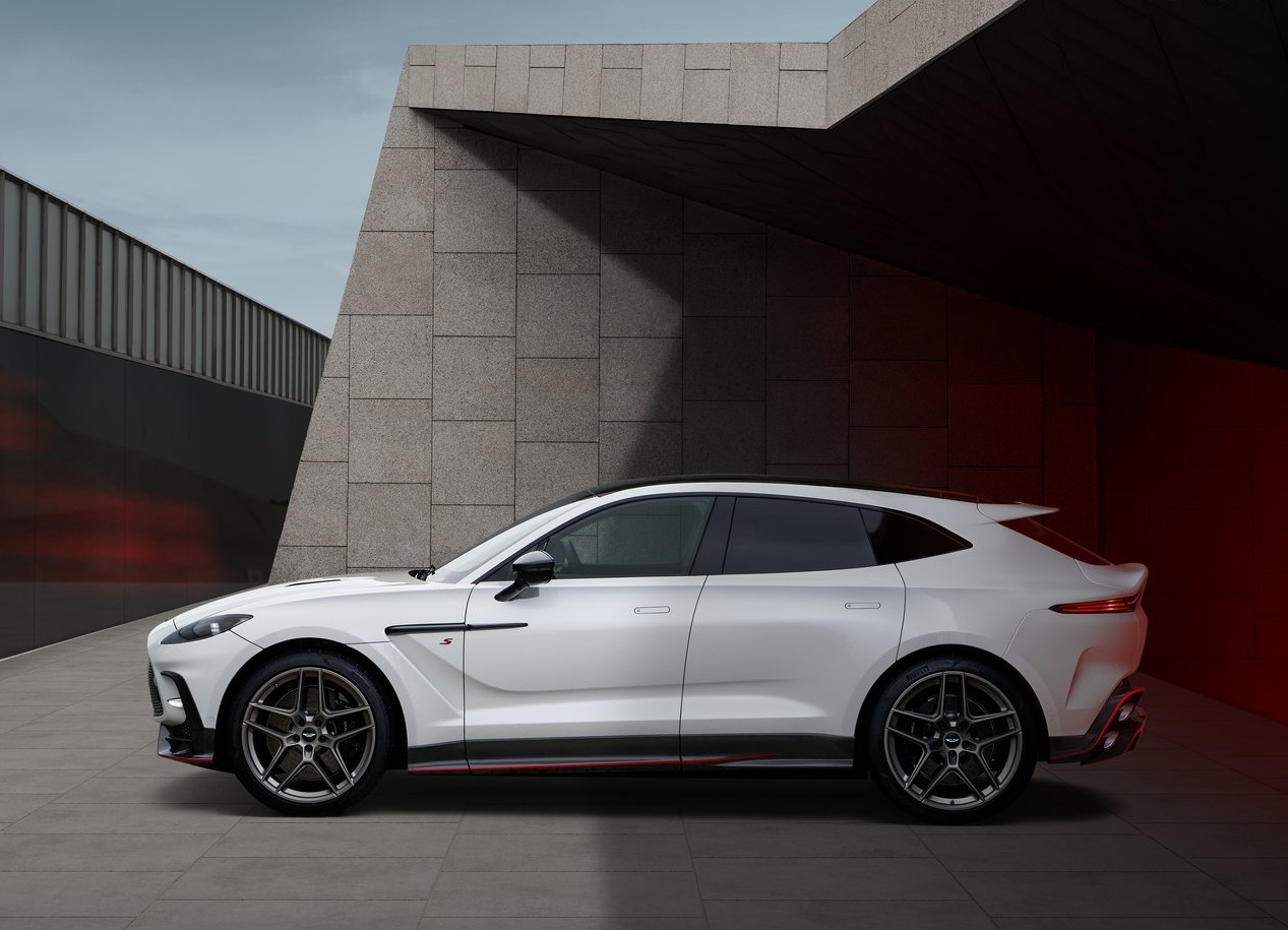 Apskats par Aston Martin DBX 2026, foto 8