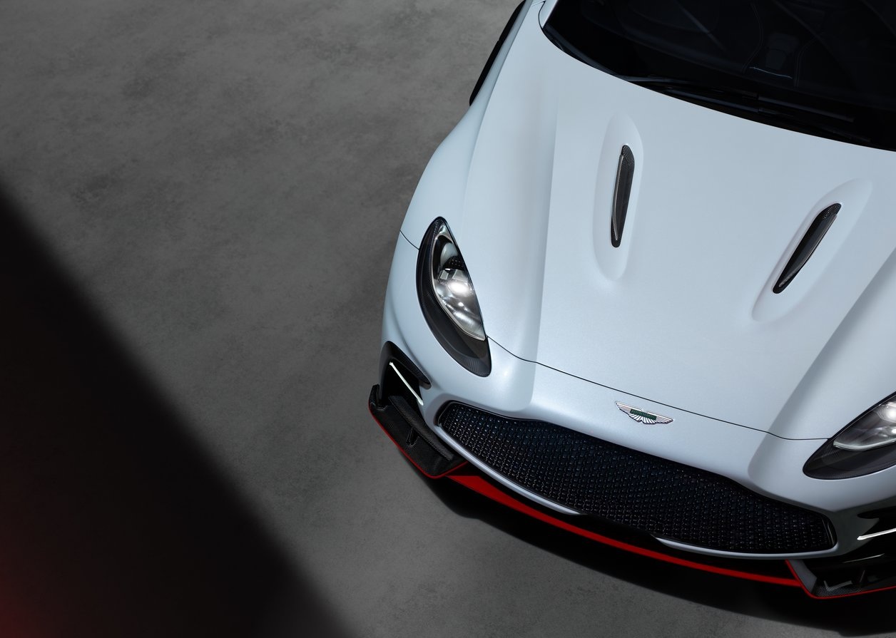 Apskats par Aston Martin DBX 2026, foto 2