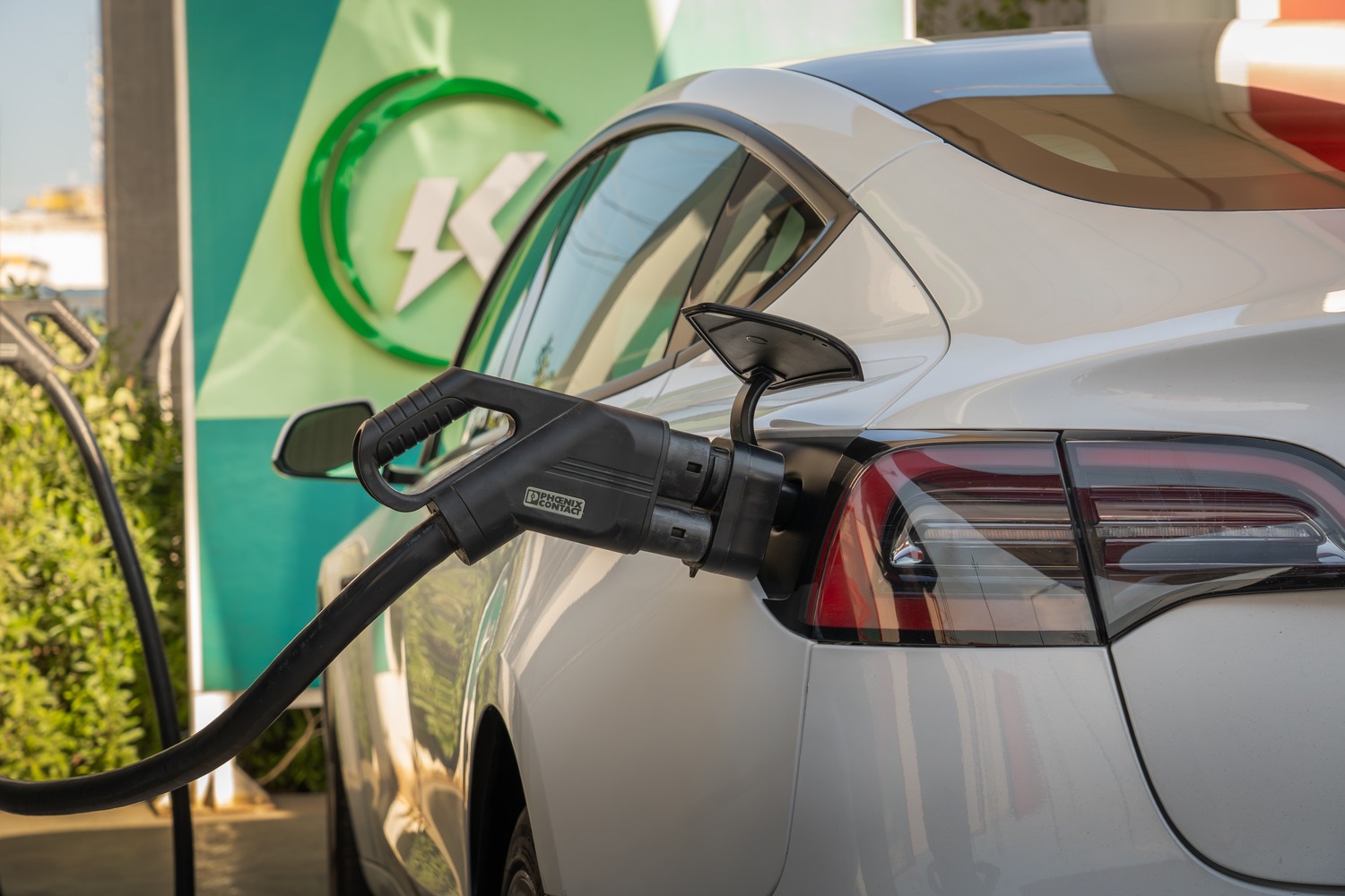 īpa&scaron;ības elektromobiļa uzlādei