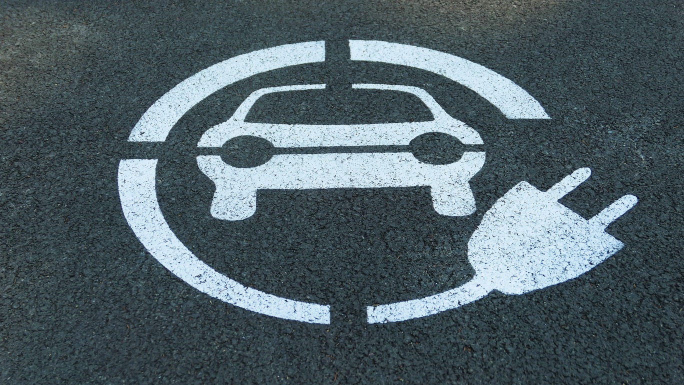 īpa&scaron;ības elektromobiļa uzlādei
